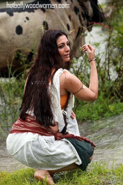 FILM ACTRESS HOT PICS: Tabu Expose Bare Back In White Dress from Urumi